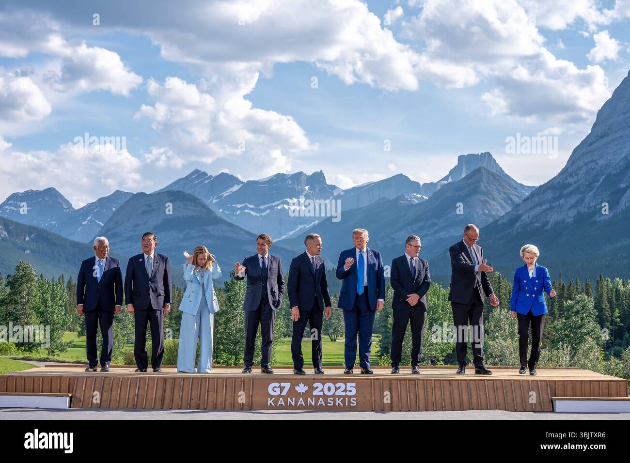 Kananaskis, Alberta, Kanada, 17.06.2025: Mountain Lodge: G7-Gipfel 2025: Familienfoto mit L-R ...