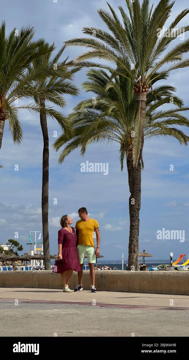 Tall palm trees along walking hi-res stock photography and images - Alamy