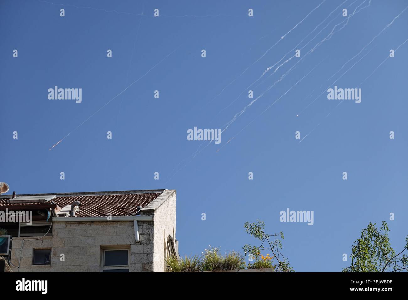 Jerusalem, Israel. 17th June, 2025. A barrage of missiles fired at ...