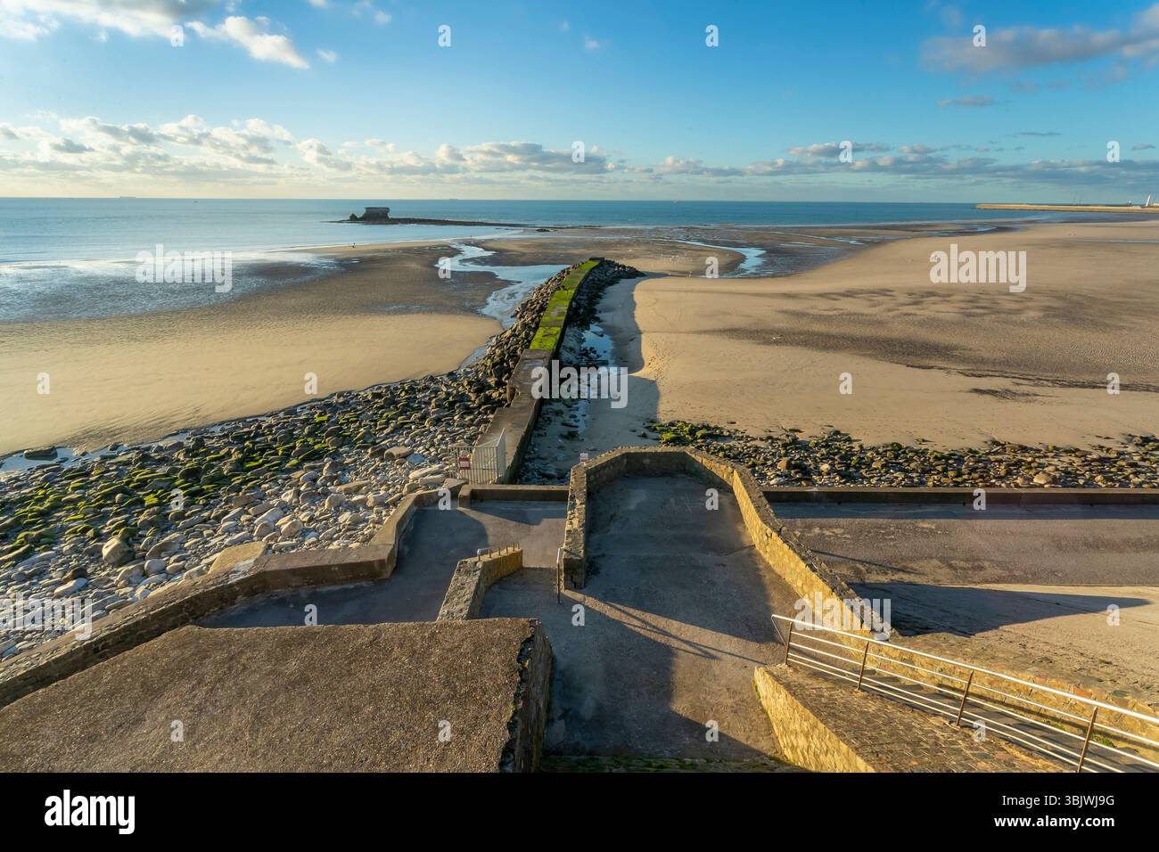Le Portel (northern France): coastal landscape with the dike, the beach ...