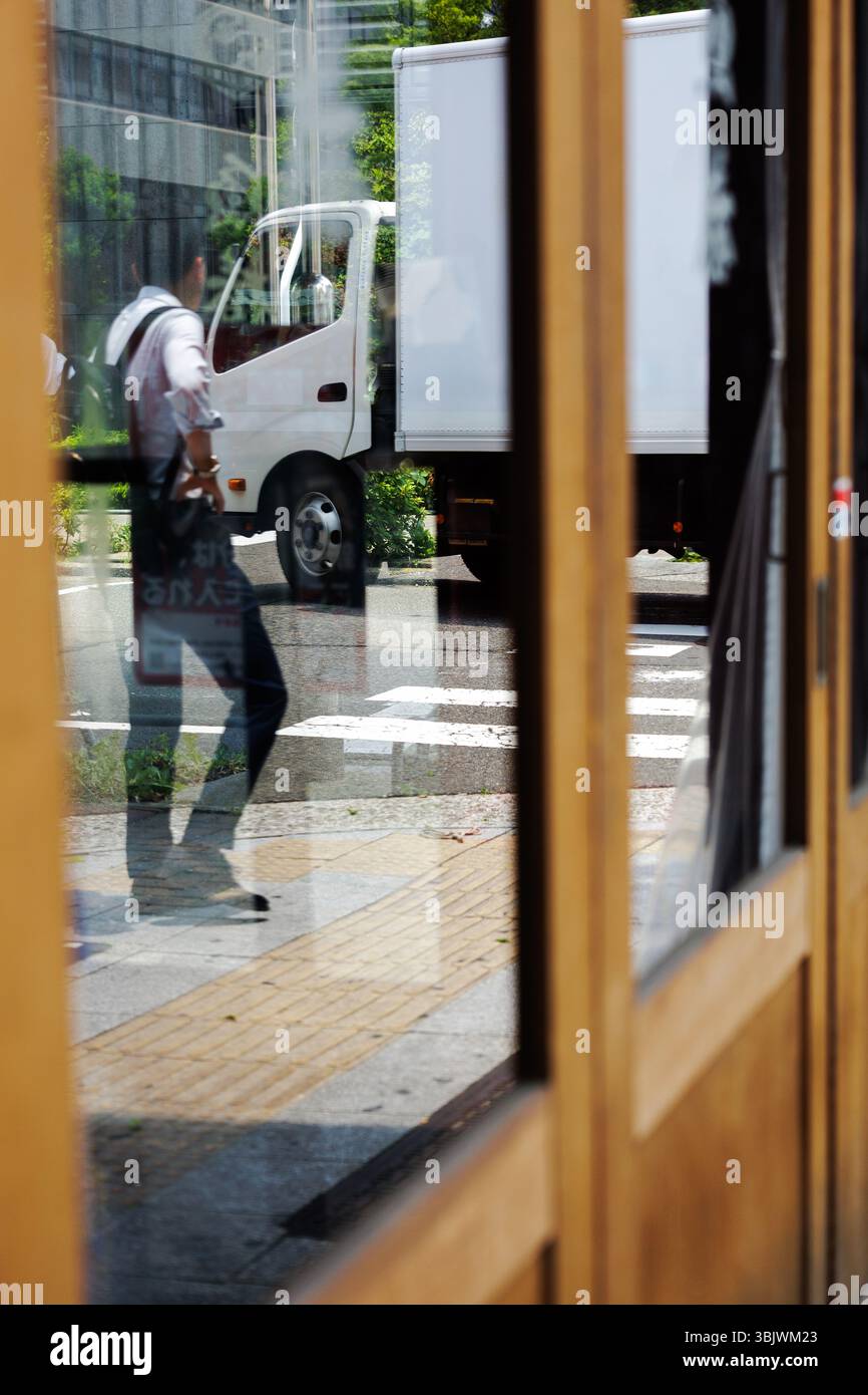 Man turns around street hi-res stock photography and images - Alamy