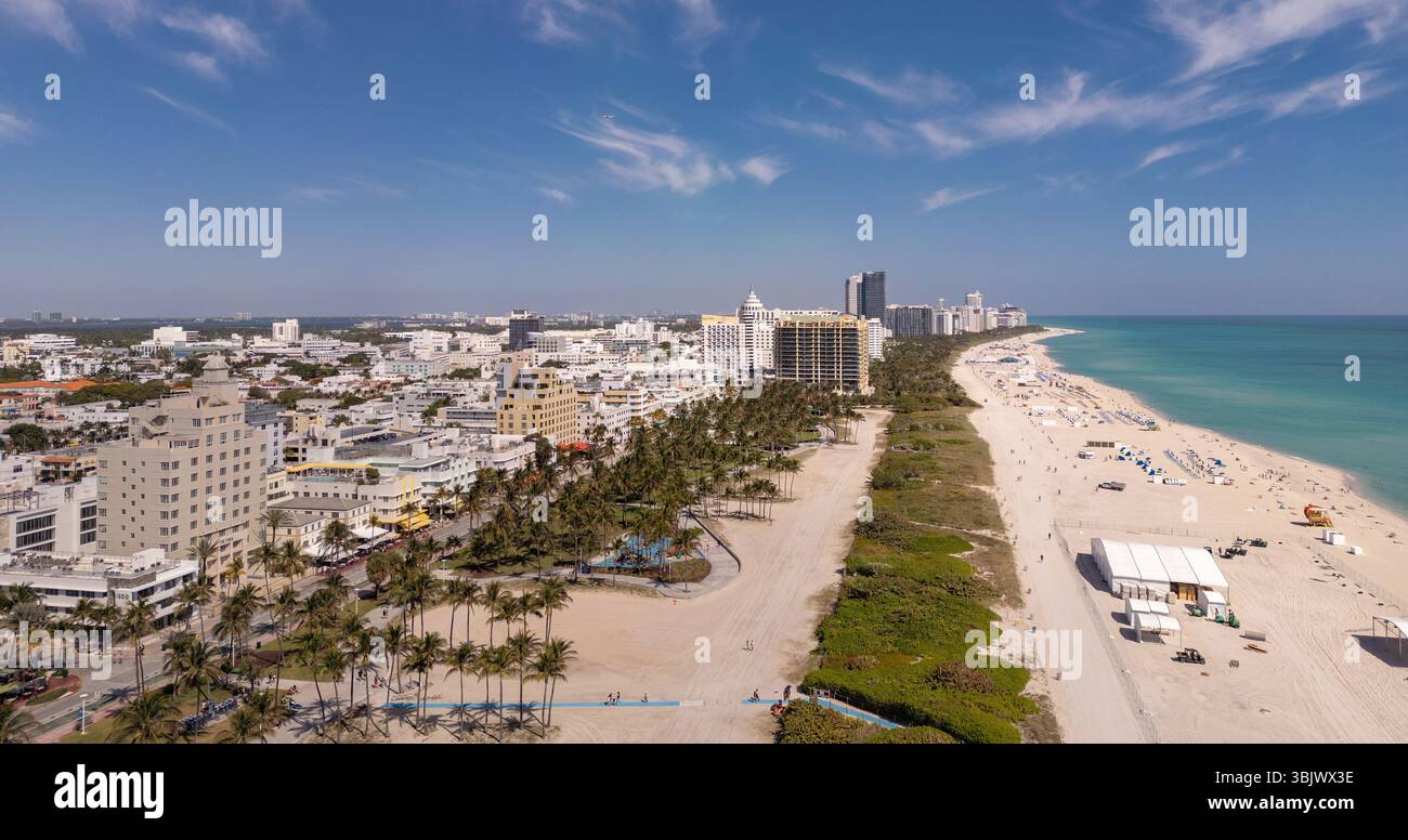 Beach in Miami with sunbed on a sandy beach with ocean waves. Miami ...