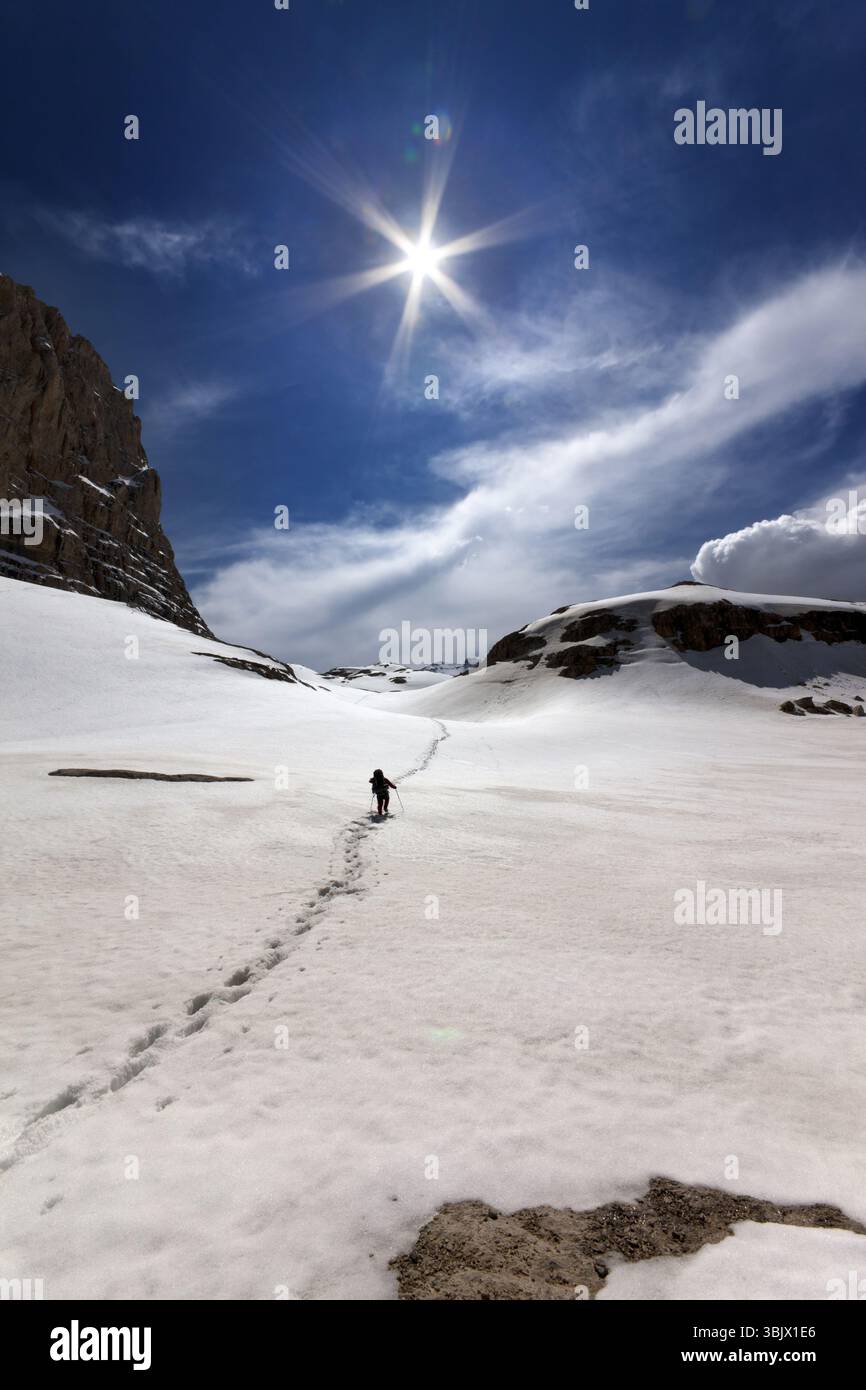 Vertical sun ray mountains hi-res stock photography and images - Alamy