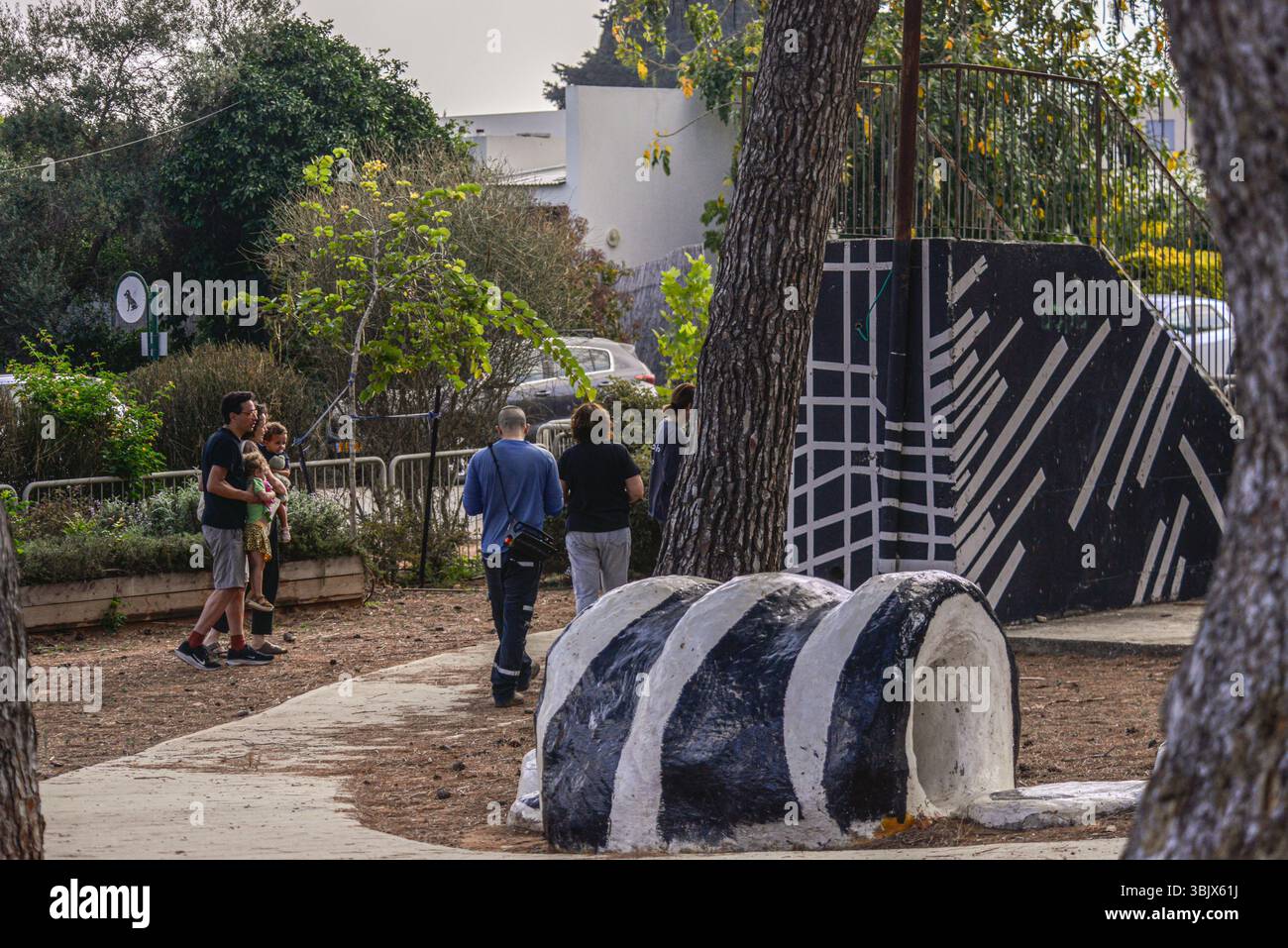 Israel. 17th June, 2025. Israeli families enter public shelters during ...