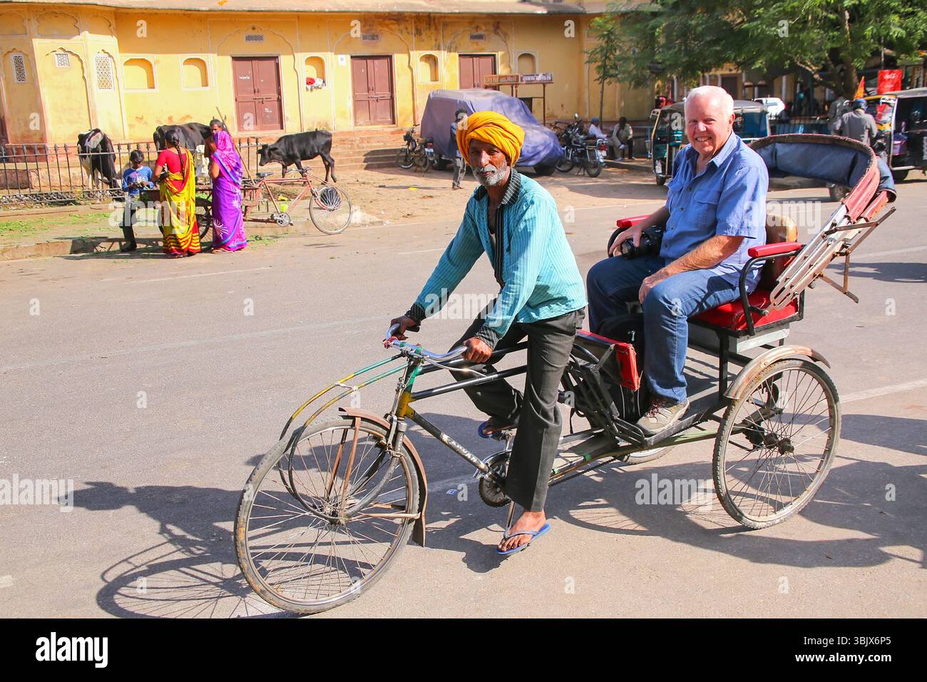 Cycle rickshaw near City Palace Chandra Mahal in Jaipur, India Stock ...