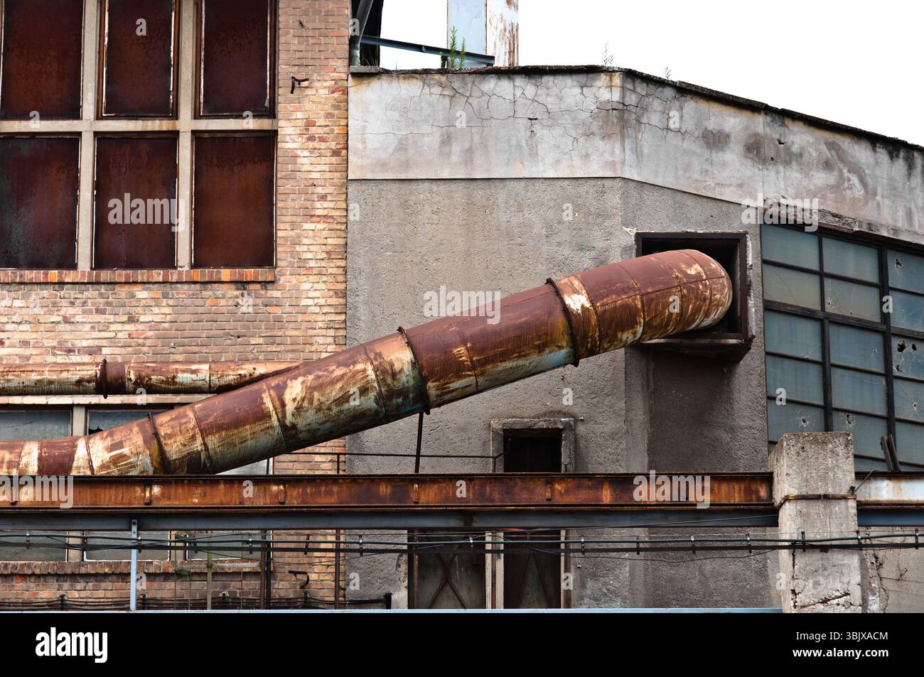 Big brick building hi-res stock photography and images - Alamy