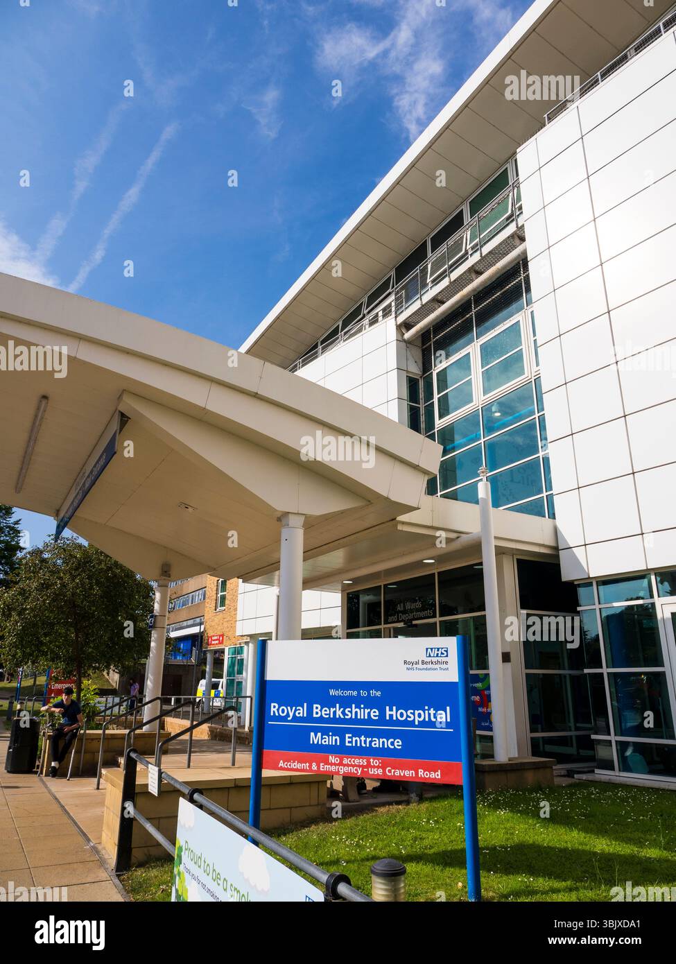 Hospital reading hi-res stock photography and images - Alamy