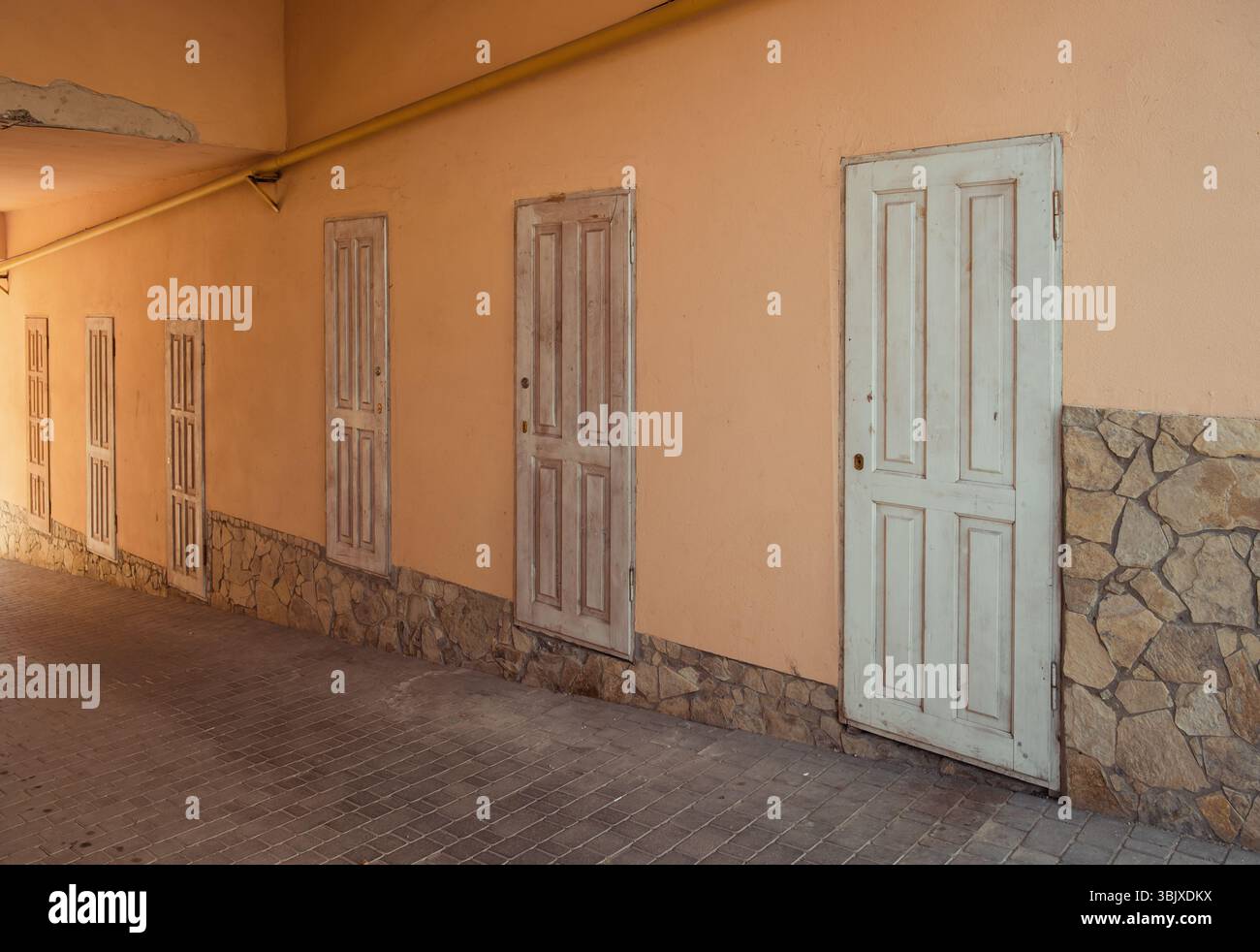 Row of doors hi-res stock photography and images - Alamy