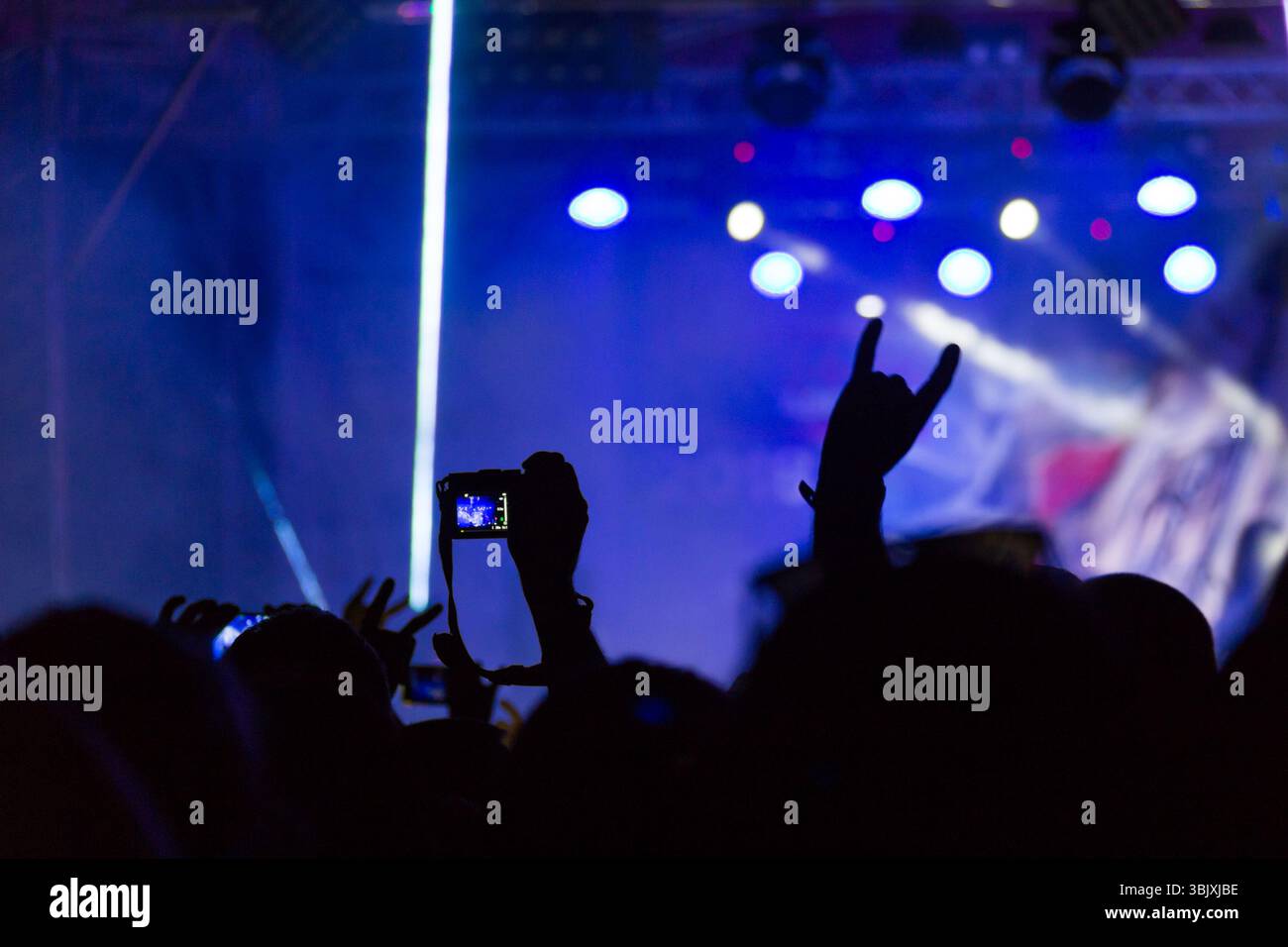 Live band silhouettes hi-res stock photography and images - Alamy