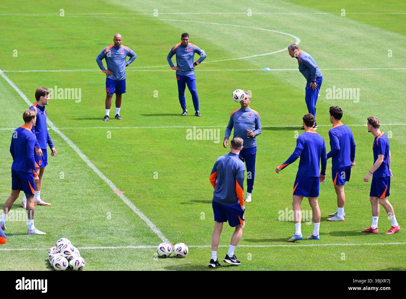 KOSICE - Holland U21 assistant coach Jeffrey Talan (6r) does a rondo ...