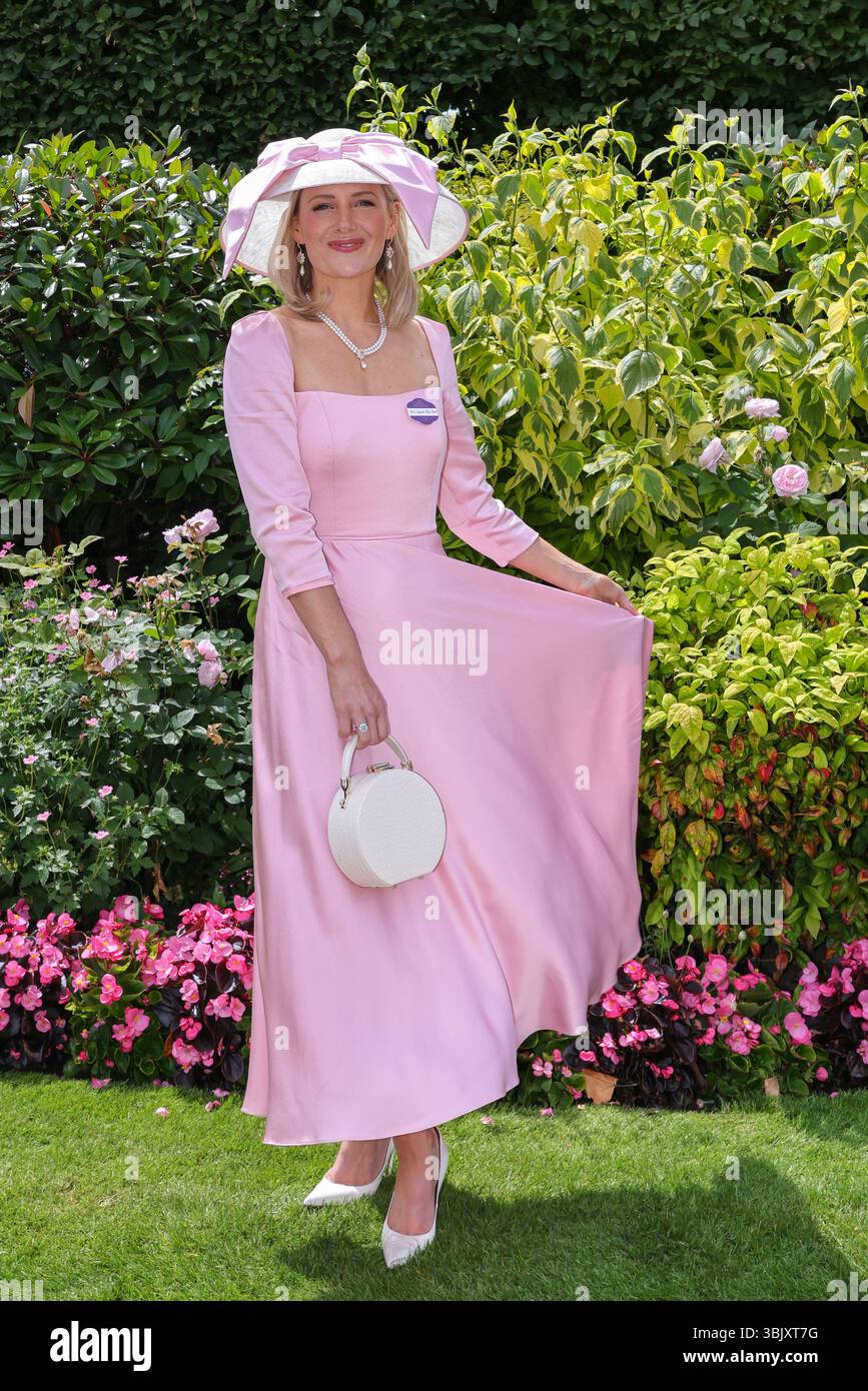 Ascot, Berkshire, UK. 17th June, 2025. Racegoers arrive, mingle and ...