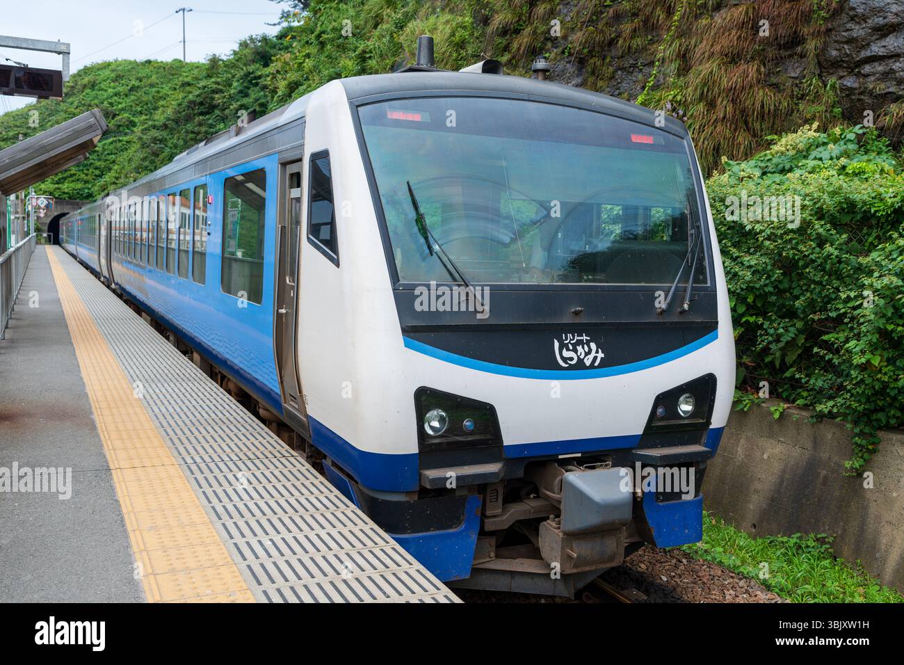 Resort Shirakami "Aoike" (2nd generation) train stopped at Senjojiki ...