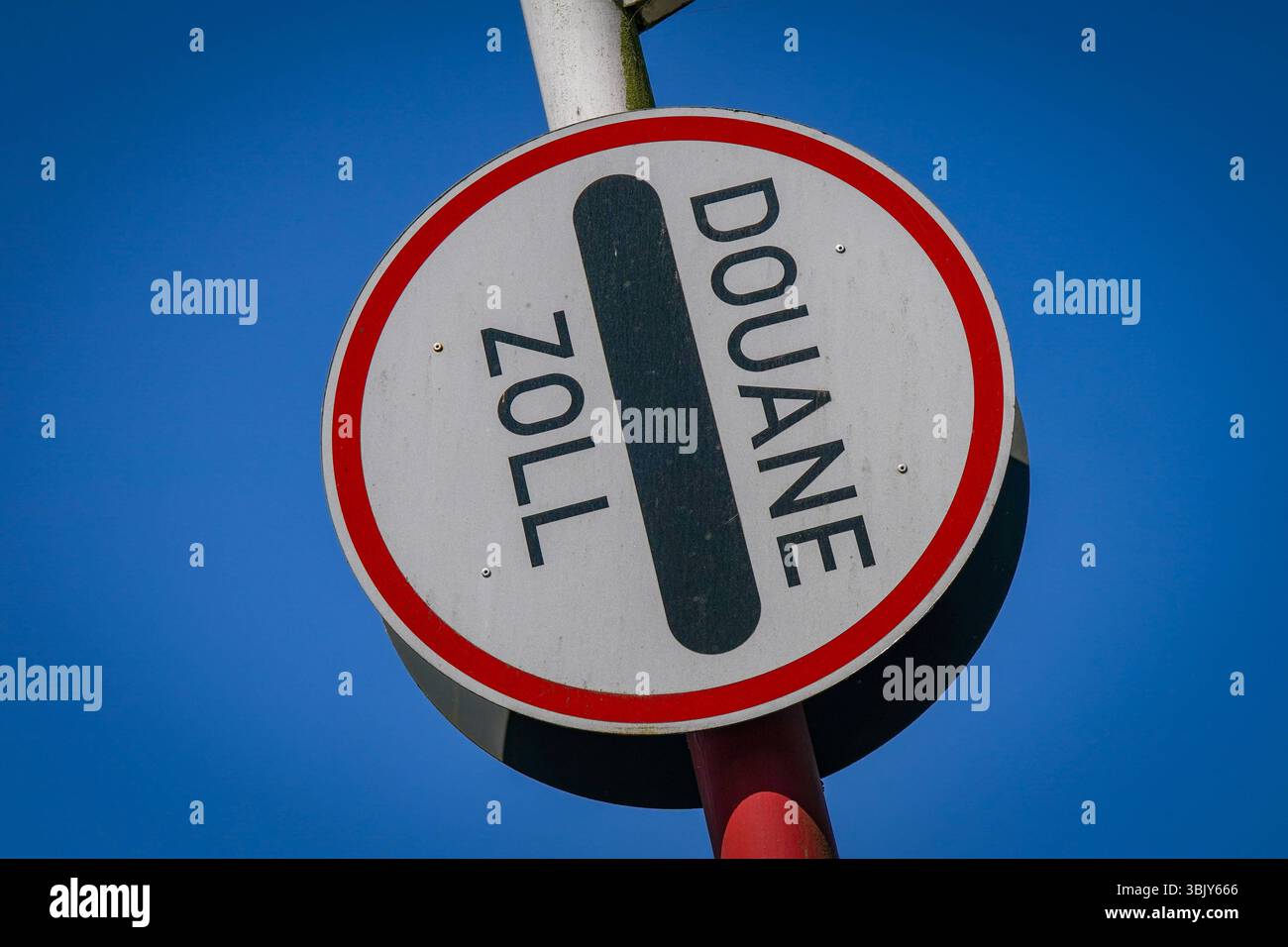 Zollschild an der EU-Binnengrenze erinnert an alte Grenzzeiten ...