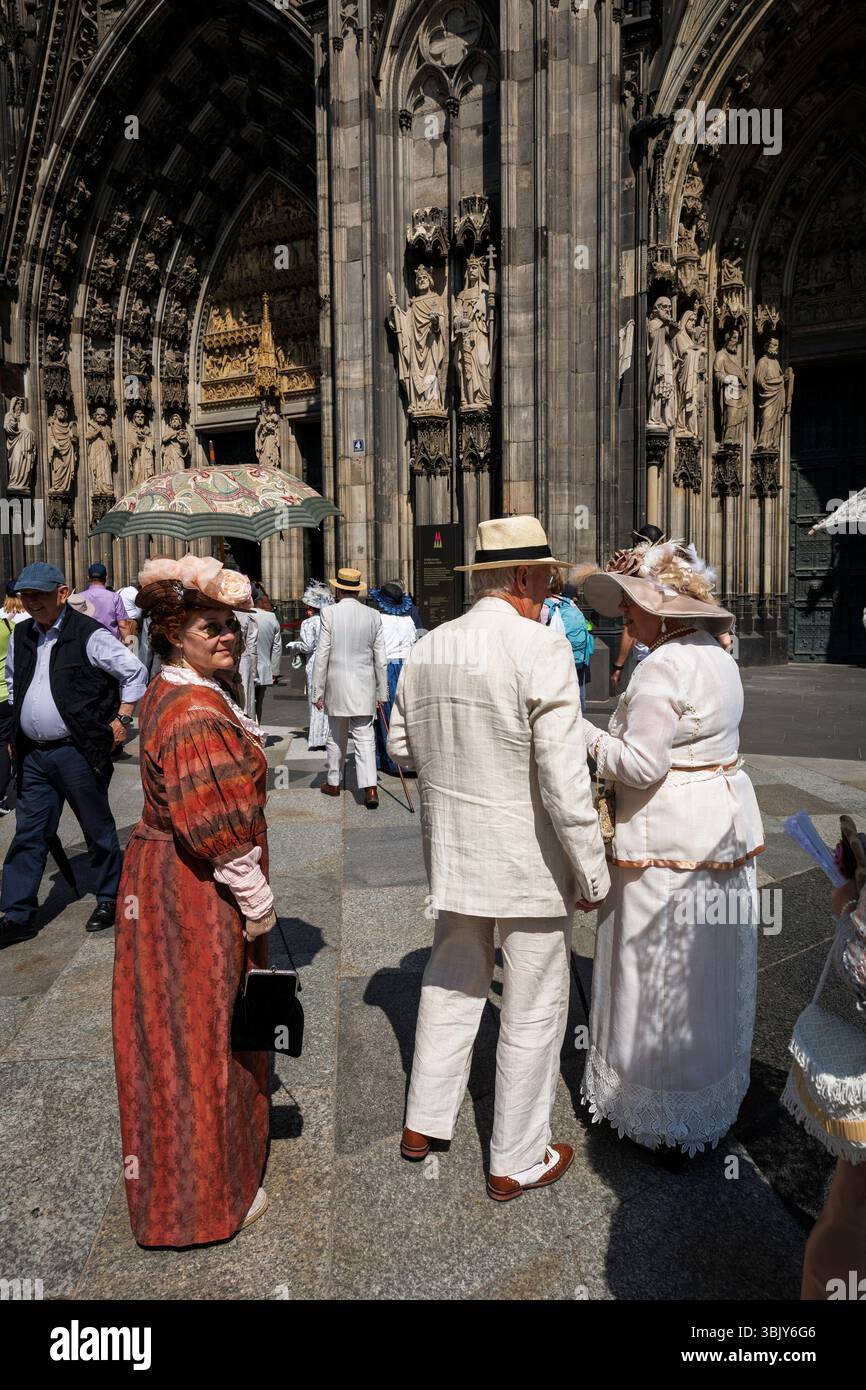 people in historical clothing on their way into the cathedral, Cologne ...