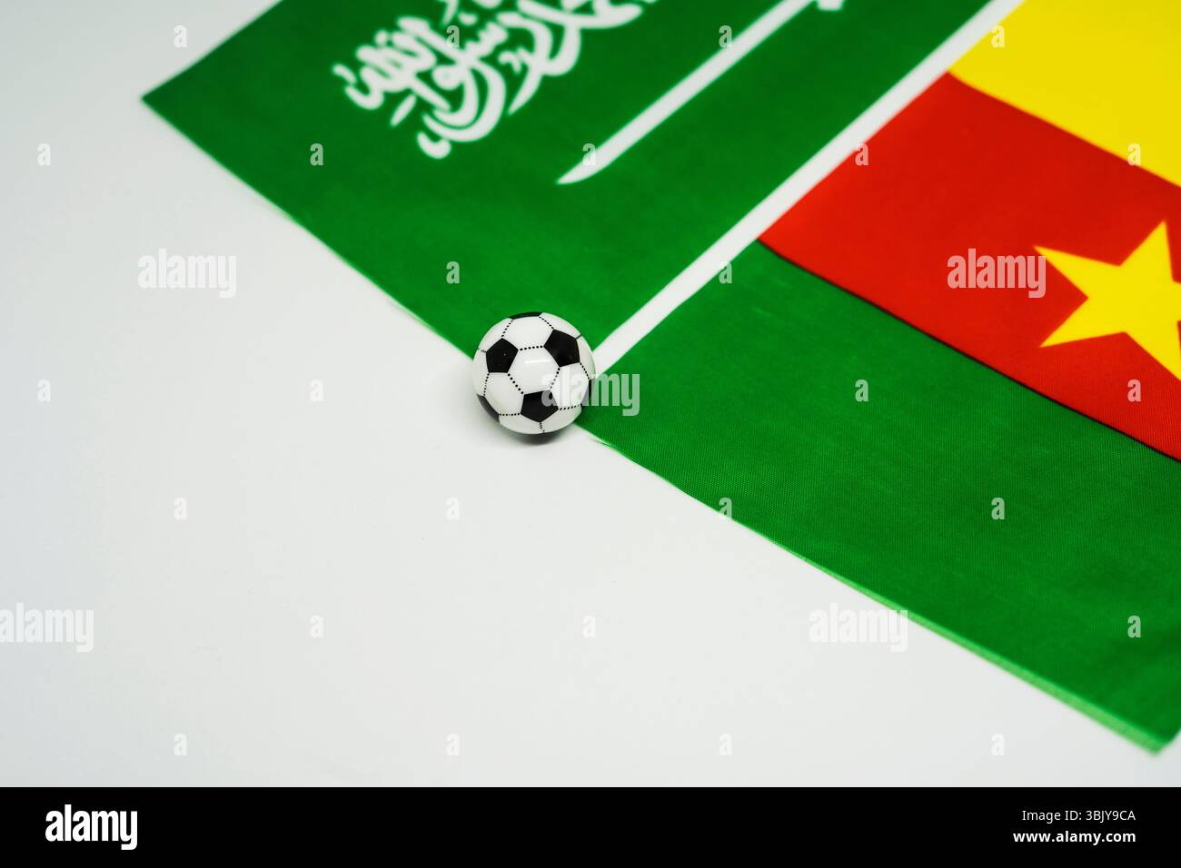 Saudi arabian football fans saudi hi-res stock photography and images ...
