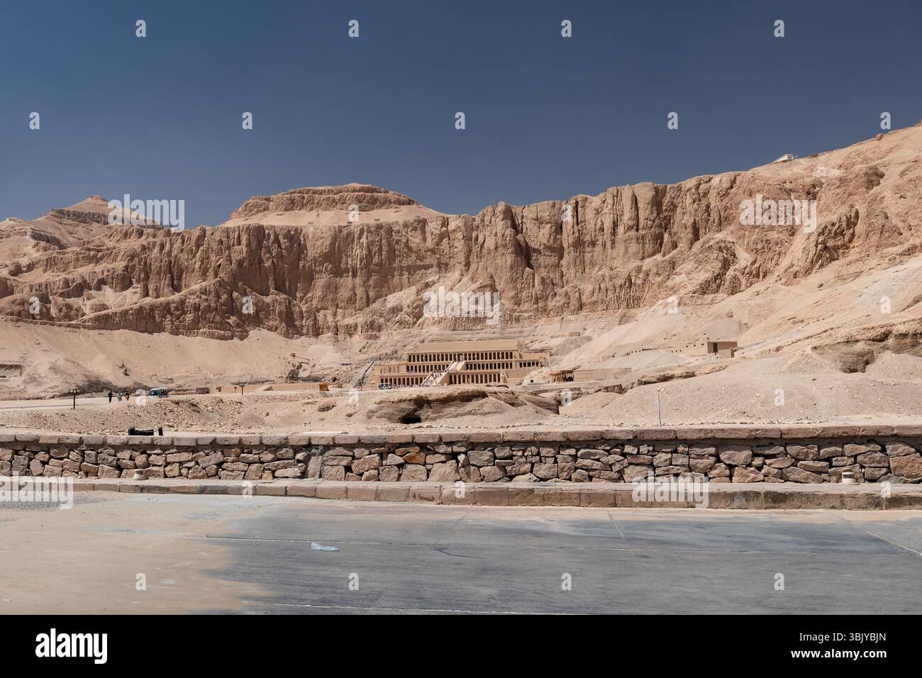 Mortuary temple egypt bus hi-res stock photography and images - Alamy