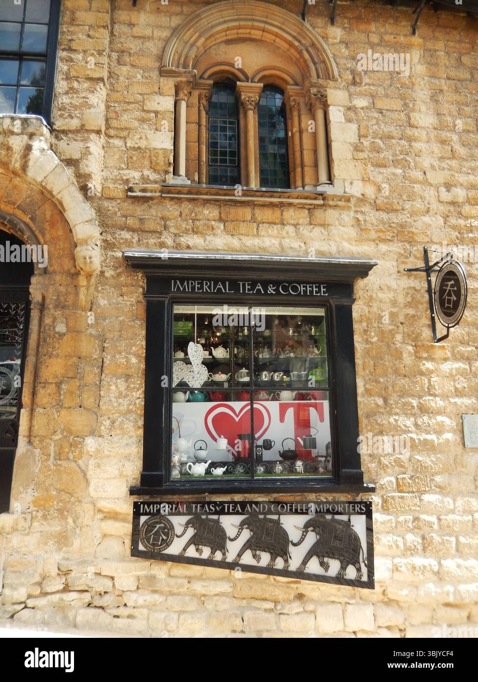 Vintage tea cups or tea sets store hi-res stock photography and images ...