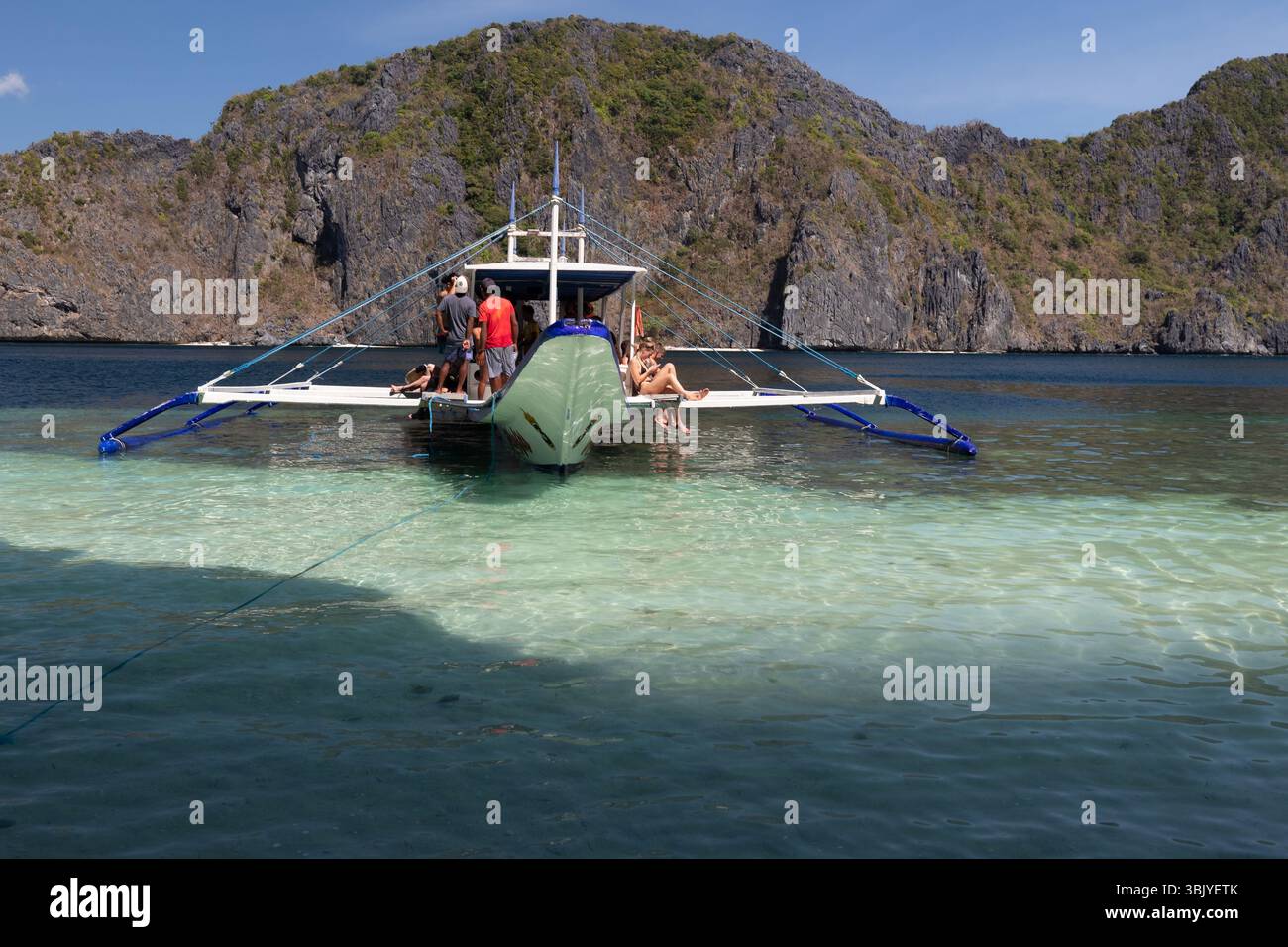 Group of people on boat hi-res stock photography and images - Alamy