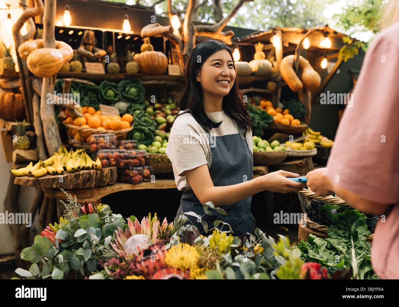 Female seller receiving payment hi-res stock photography and images - Alamy
