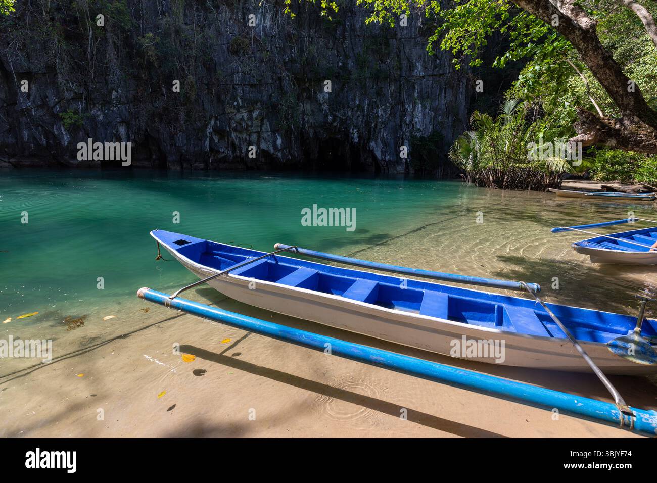 Canoe rests on sandy hi-res stock photography and images - Alamy