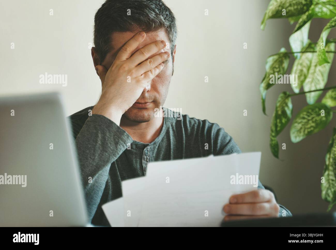 Man home working accounting hi-res stock photography and images - Alamy