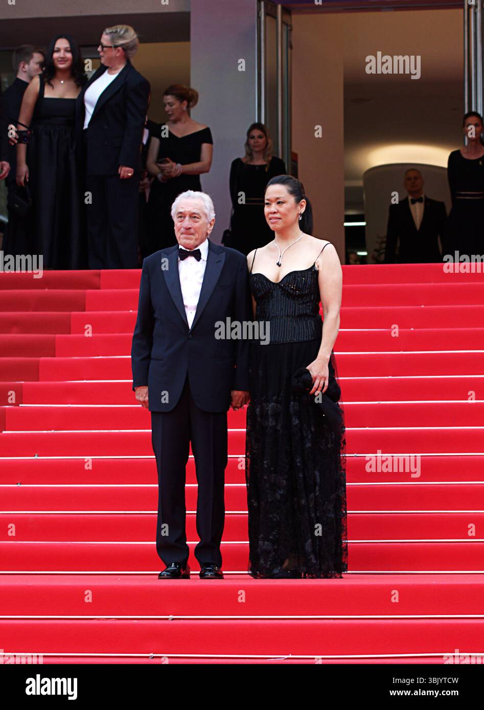 Robert De Niro mit seiner Partnerin Tiffany Chen on the red carpet of the Cannes Film Festival ...