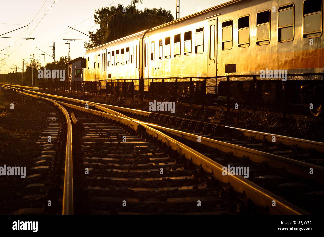 Freight train passing signal hi-res stock photography and images - Alamy
