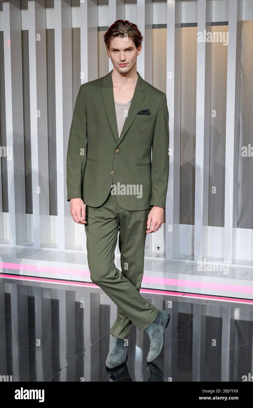 Pierre beim Photocall mit den Finalistinnen und Finalisten der 20 ...