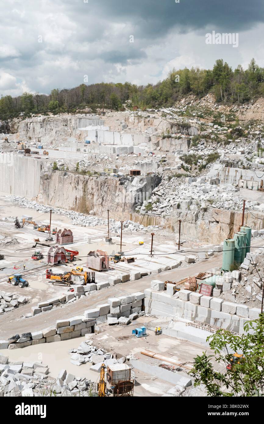 The Plo quarry, Europe s largest granite quarry. Balance/Unbalance. An ...