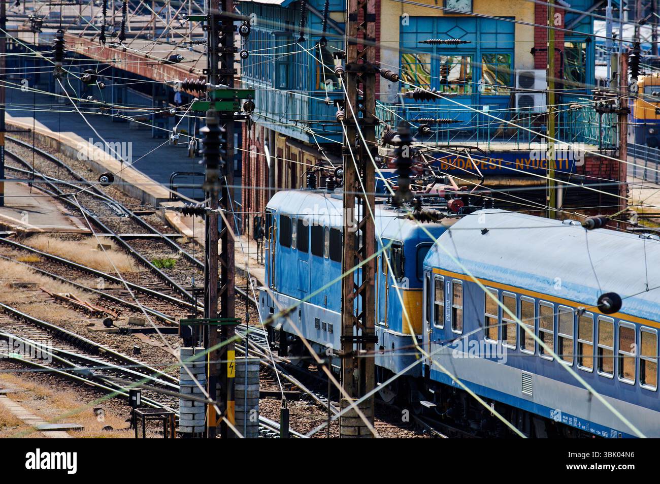 Parallel power lines hi-res stock photography and images - Alamy