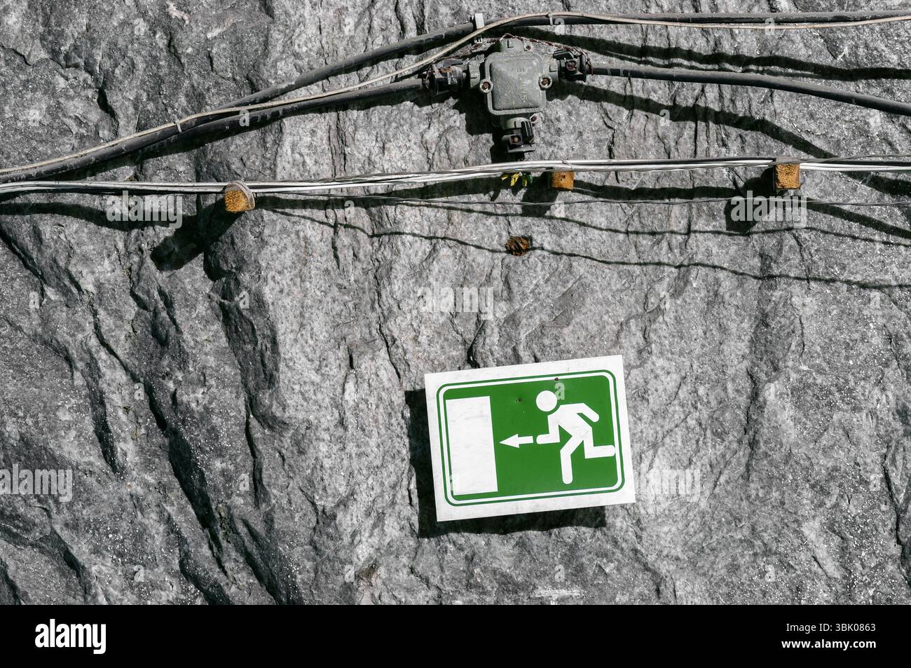 Box emergency exit door hi-res stock photography and images - Alamy