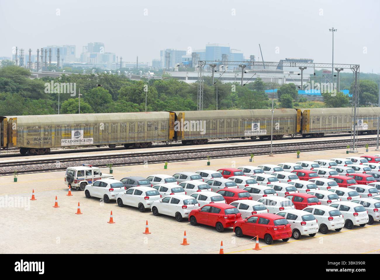 GURUGRAM, INDIA - JUNE 17: New cars parked at automobile in-plant ...