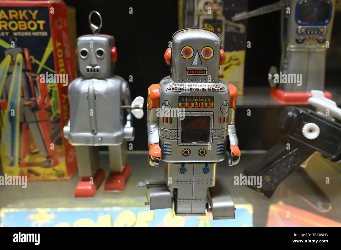 1950s Male and female clockwork robots - Museum of Brands - London UK ...