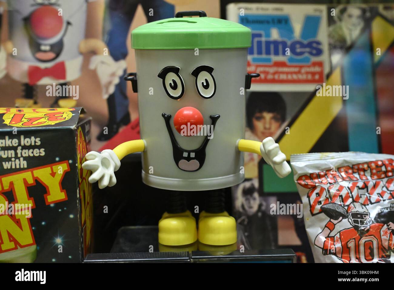 321 dusty bin hi-res stock photography and images - Alamy