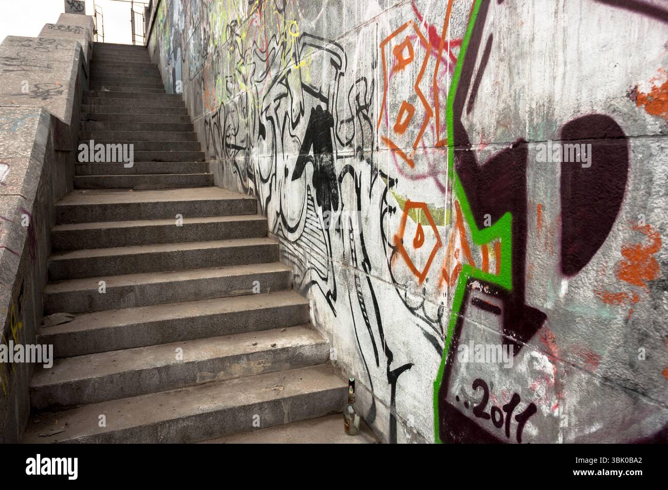 Graffiti railing hi-res stock photography and images - Alamy