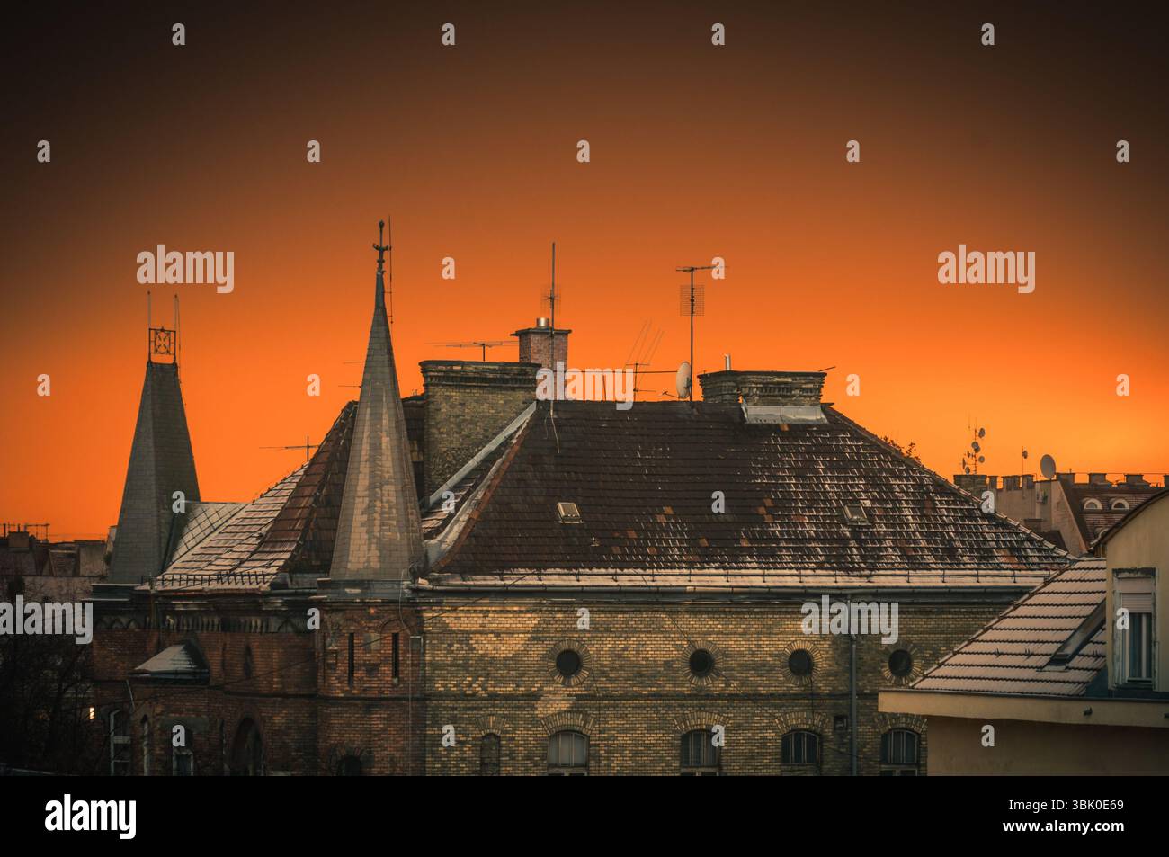 Old house snow covering hi-res stock photography and images - Alamy