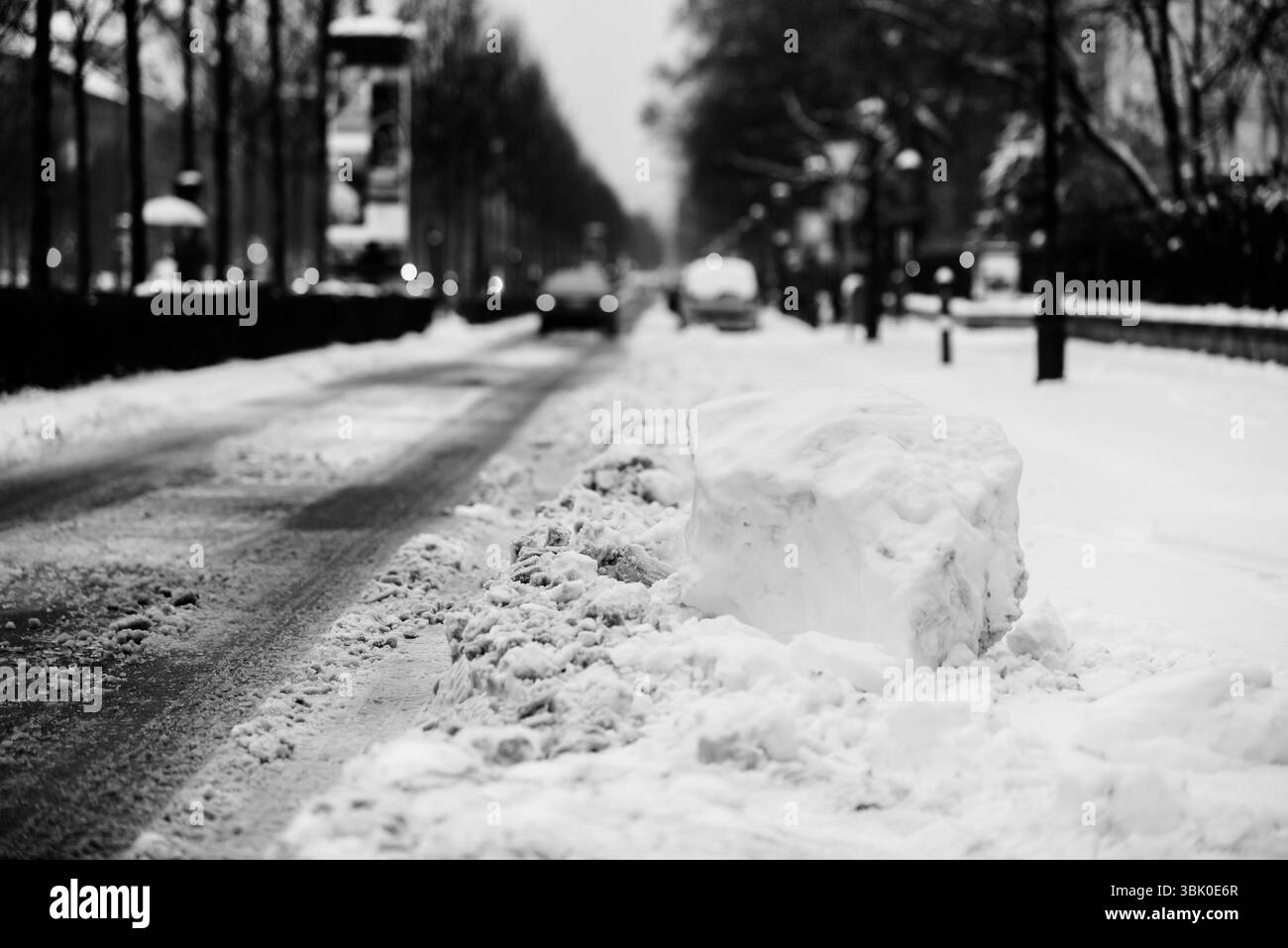 Heavy snow in city Black and White Stock Photos & Images - Alamy