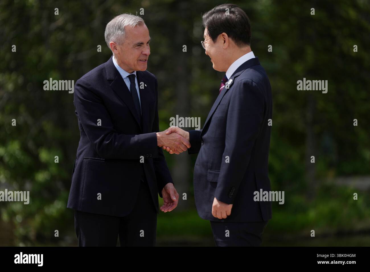 Canadian Prime Minister Mark Carney welcomes South Korean President Lee ...