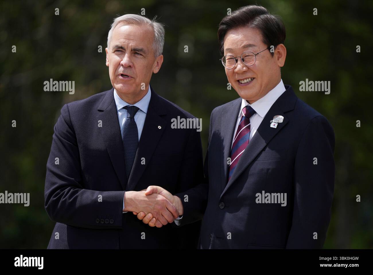 Canadian Prime Minister Mark Carney welcomes South Korean President Lee ...