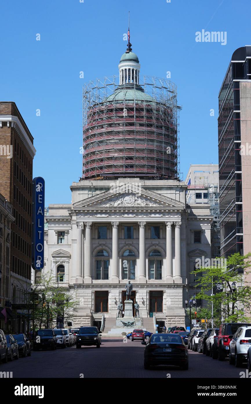 General exterior view of the Indiana Statehouse in Indianapolis ...