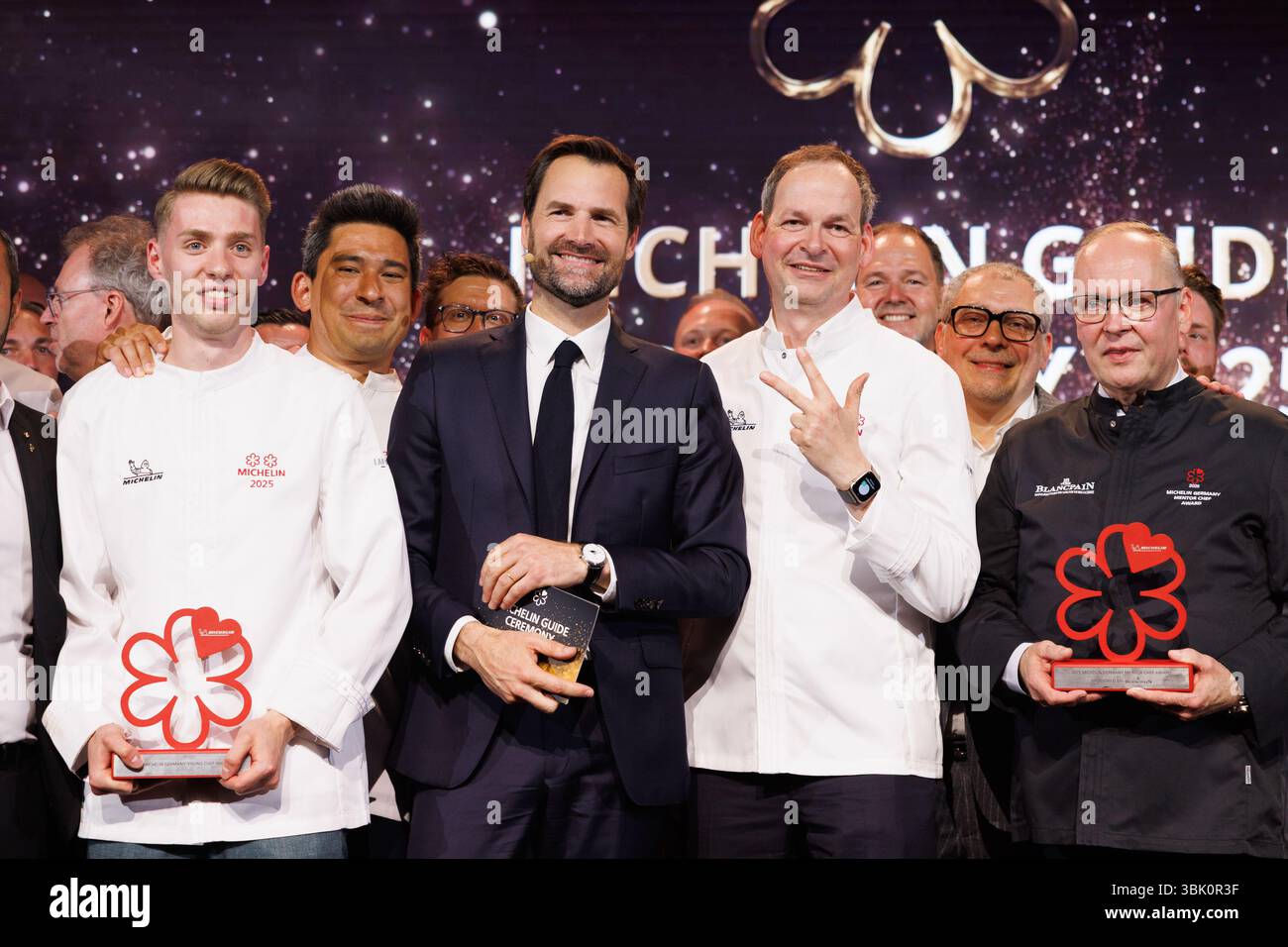 17 June 2025, Hesse, Frankfurt/M.: Luis Hendricks (l-r), head chef at ...