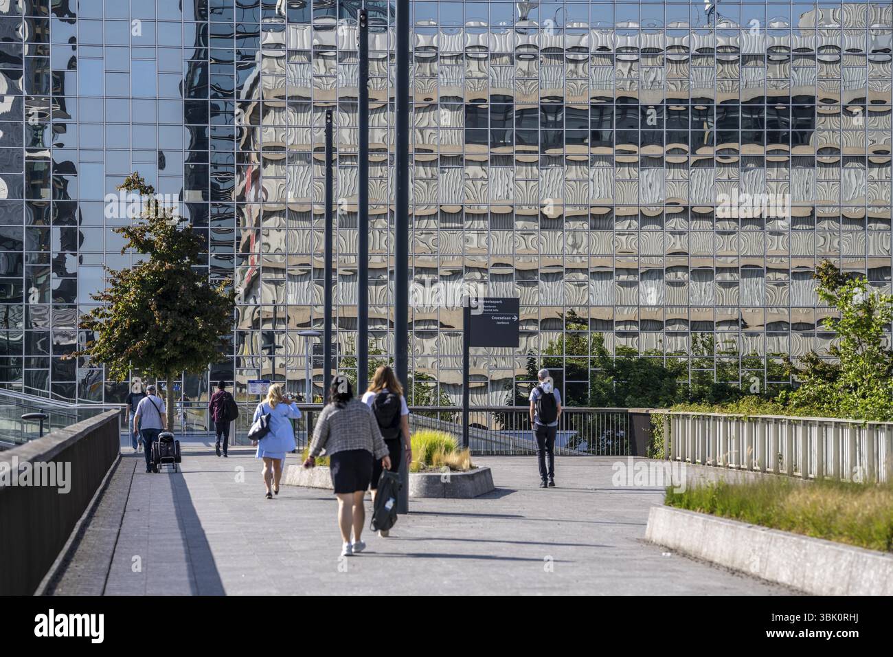 Reflecting facade of the Rabobank building at the central station ...