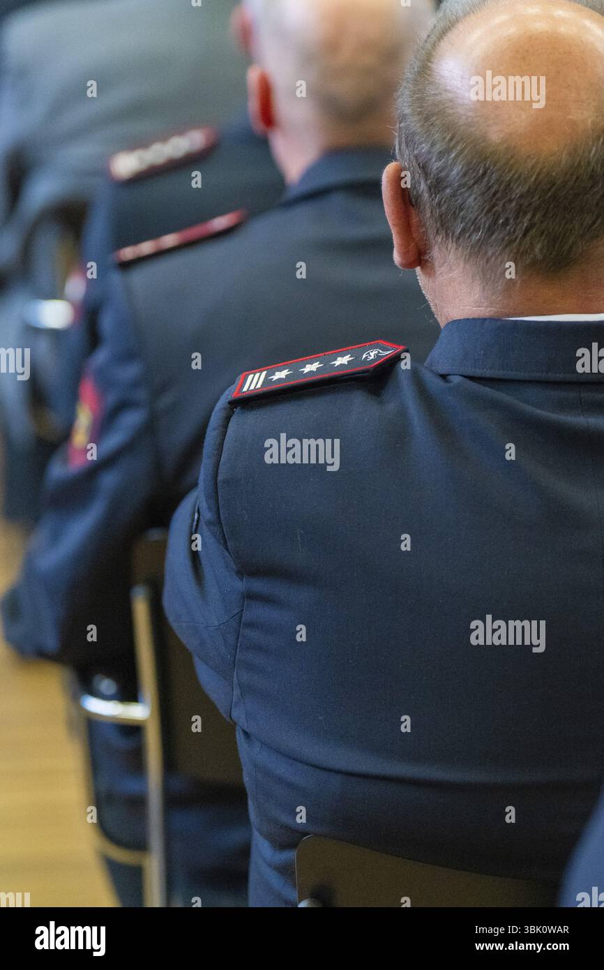 Group men in uniforms hi-res stock photography and images - Alamy