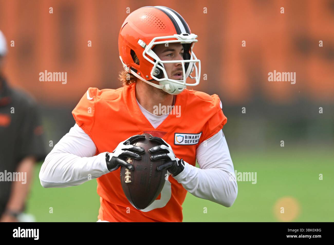 Cleveland Browns quarterback Kenny Pickett (8) works on passing drills ...