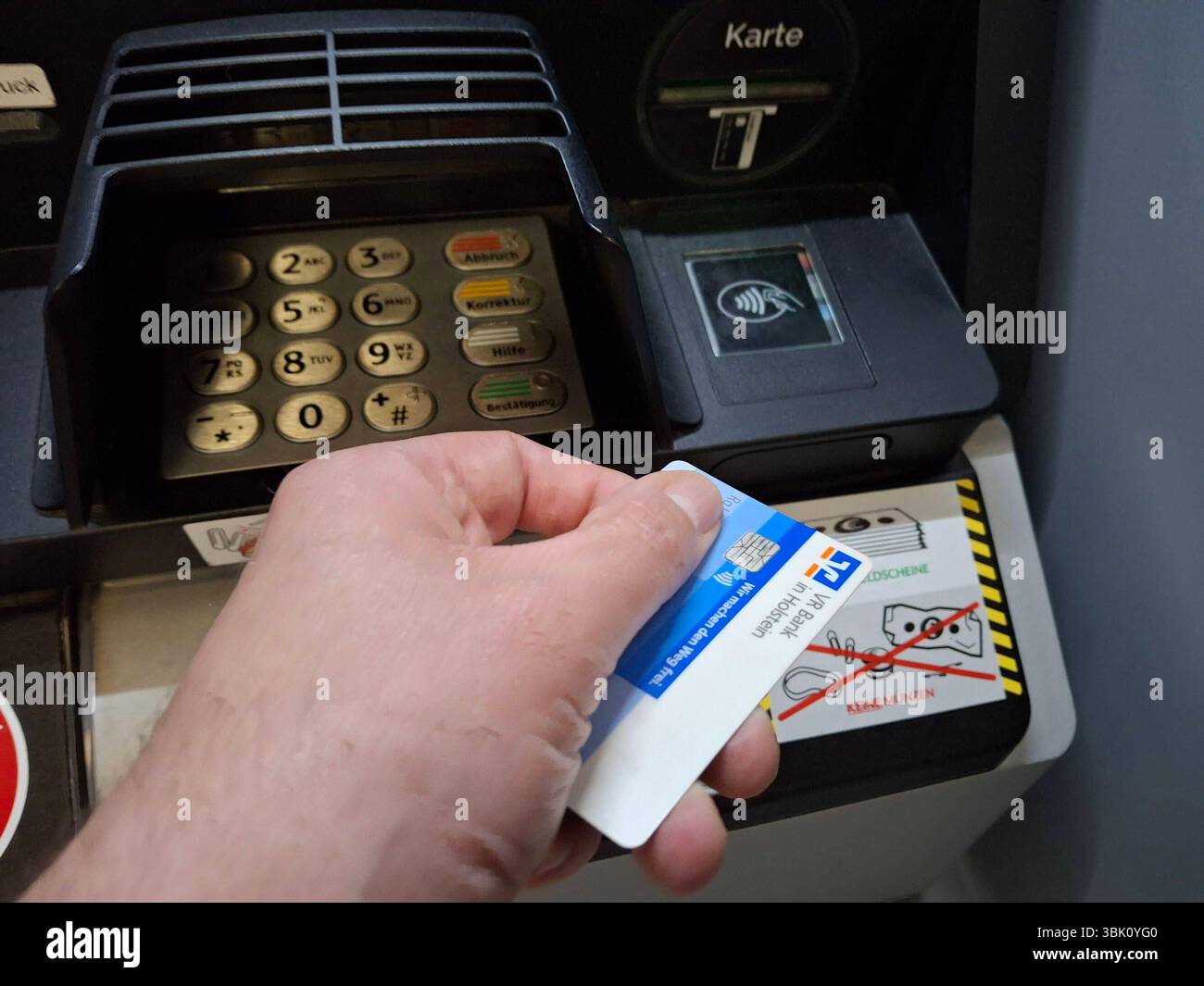 Stockbilder 06/2025 EC Karte am Geldautomat Hamburg Hamburg Deutschland *** Stock photos 06 2025 ...