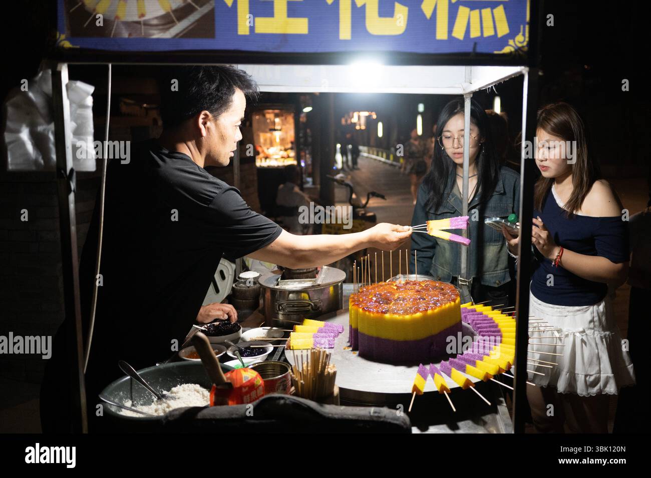 01 May 2025, China, Xi·an: A trader sells the osmanthus rice cake Gui ...