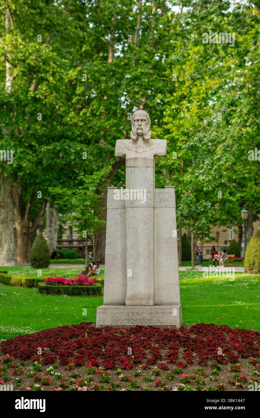 Bust monument surrounded greenery hi-res stock photography and images ...