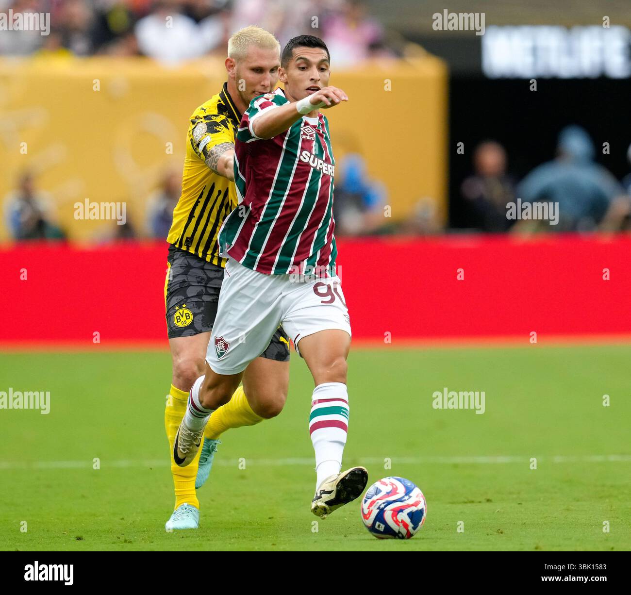 Kevin Serna (Fluminense, #90) gegen Niklas Suele (Borussia Dortmund ...