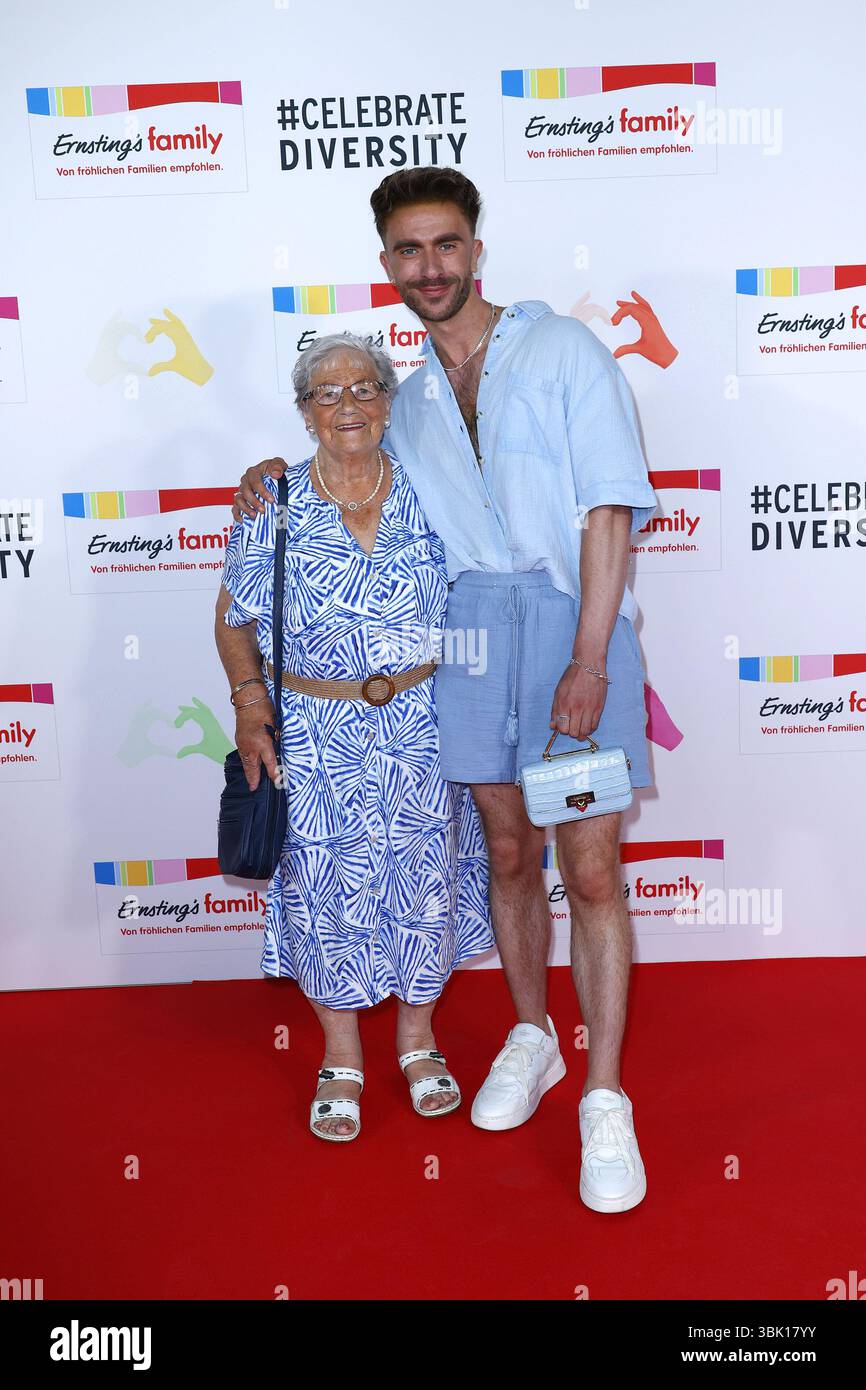 Waltraud Braeuss alias Oma Waltraud und Felix Nieder bei der Ernstings ...