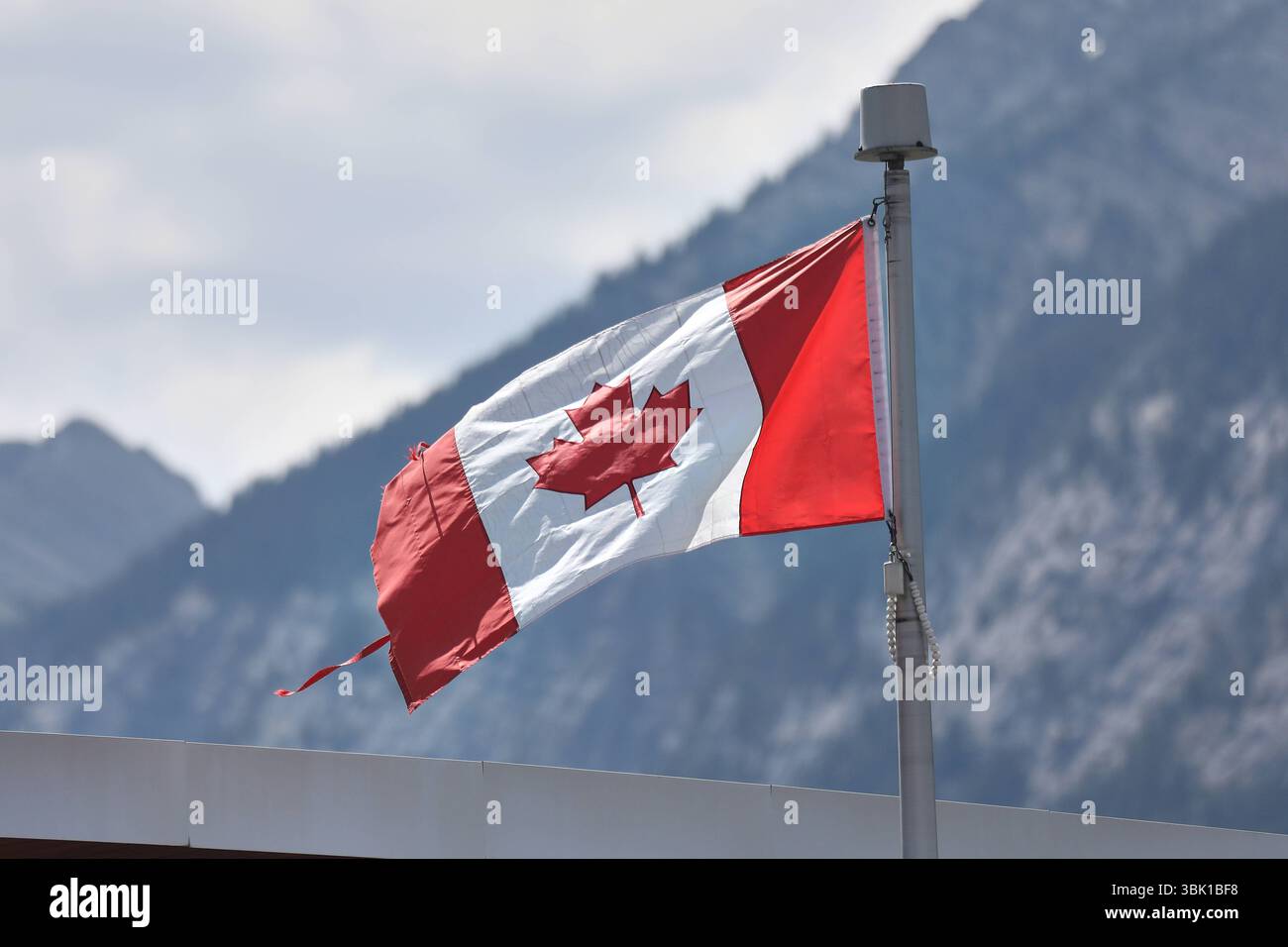 Banff, Alberta, Kanada, 16.06.2025: Kanadische Flagge *** Banff ...